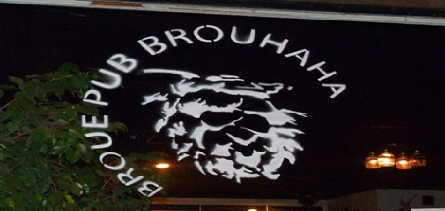 On a testé les jeudis de l'humour au Brouhaha ! | Montréal CityCrunch